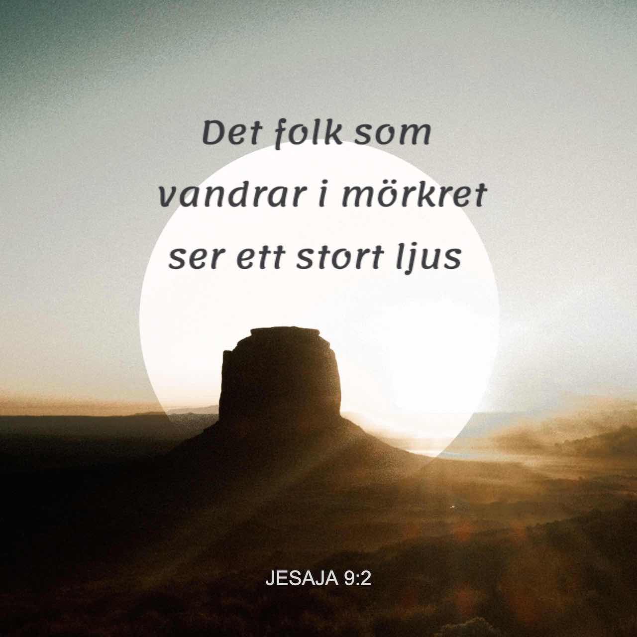 Jesaja 9:2 Det folk som vandrar i mörkret skall se ett stort ljus, över ...